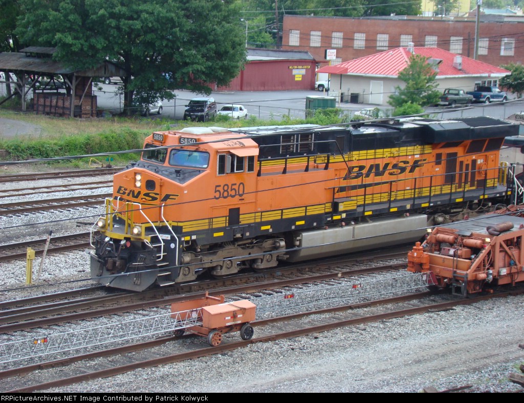 BNSF 5850
